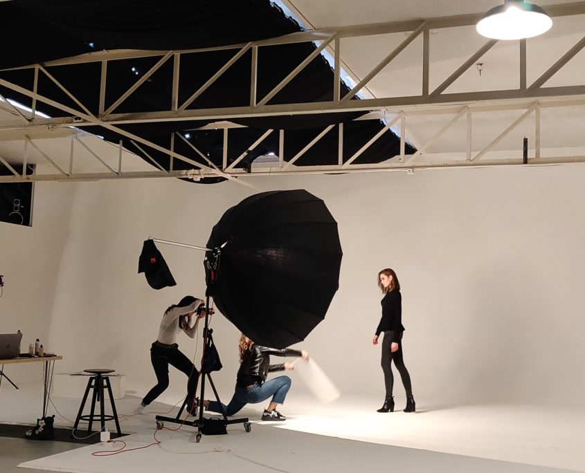 Huur fotostudio en filmstudio met witte cyclorama en greensceen